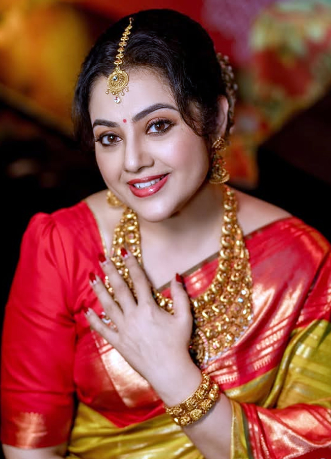 హీరోయిన్ మీనా పొంగల్ సెలబ్రేషన్స్.. (ఫోటోలు) | Actress Meena Beautiful Looks In Pongal Special ...